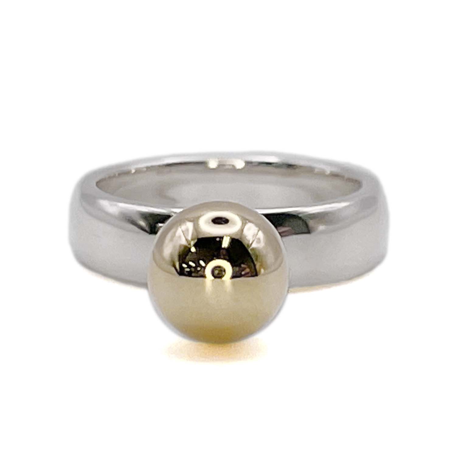 ティファニーのコンビカラーボールダングルリングが入荷しました☆コロンとしたデザインの小さなボールが特徴で、シンプルながらも洗練されたアクセントを加えます。日常使いから特別なシーンまで幅広くご対応できる上質なアイテムです。ぜひご自身のスタイル...