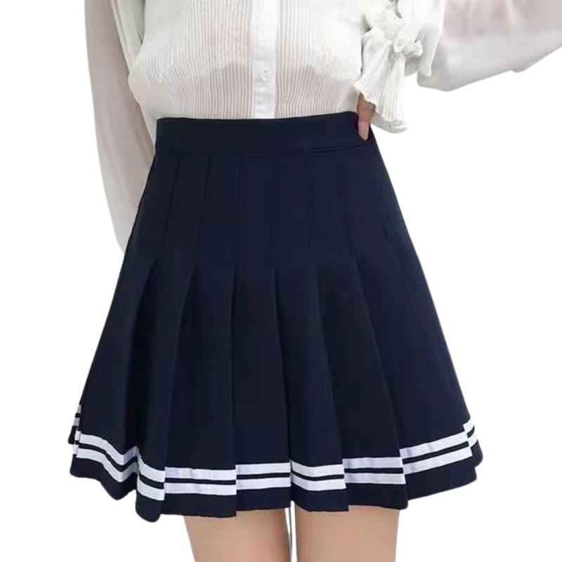 [rnoon.] プリーツ ミニスカート 薄手 ミニ丈 インナーパンツ 裏地付き 清楚 美脚見え 制服 コーデ 普段使い 脚長効果 スクール バイカラー ライン入り【韓国っぽ美シルエット】絶妙な丈感とプリーツの広がりが、脚を長く細く見せてく...