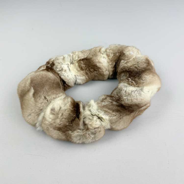 珍しいナチュラルベージュチンチラのスヌードの選別漏れ品です。 皮が薄く、破れがありますがもし補修できるようでしたら大変お買い得 幅およそ10x円周80cm+毛の長さ　 素材としてご提供いたします。返品不可珍しいナチュラルベージュチンチラのス...