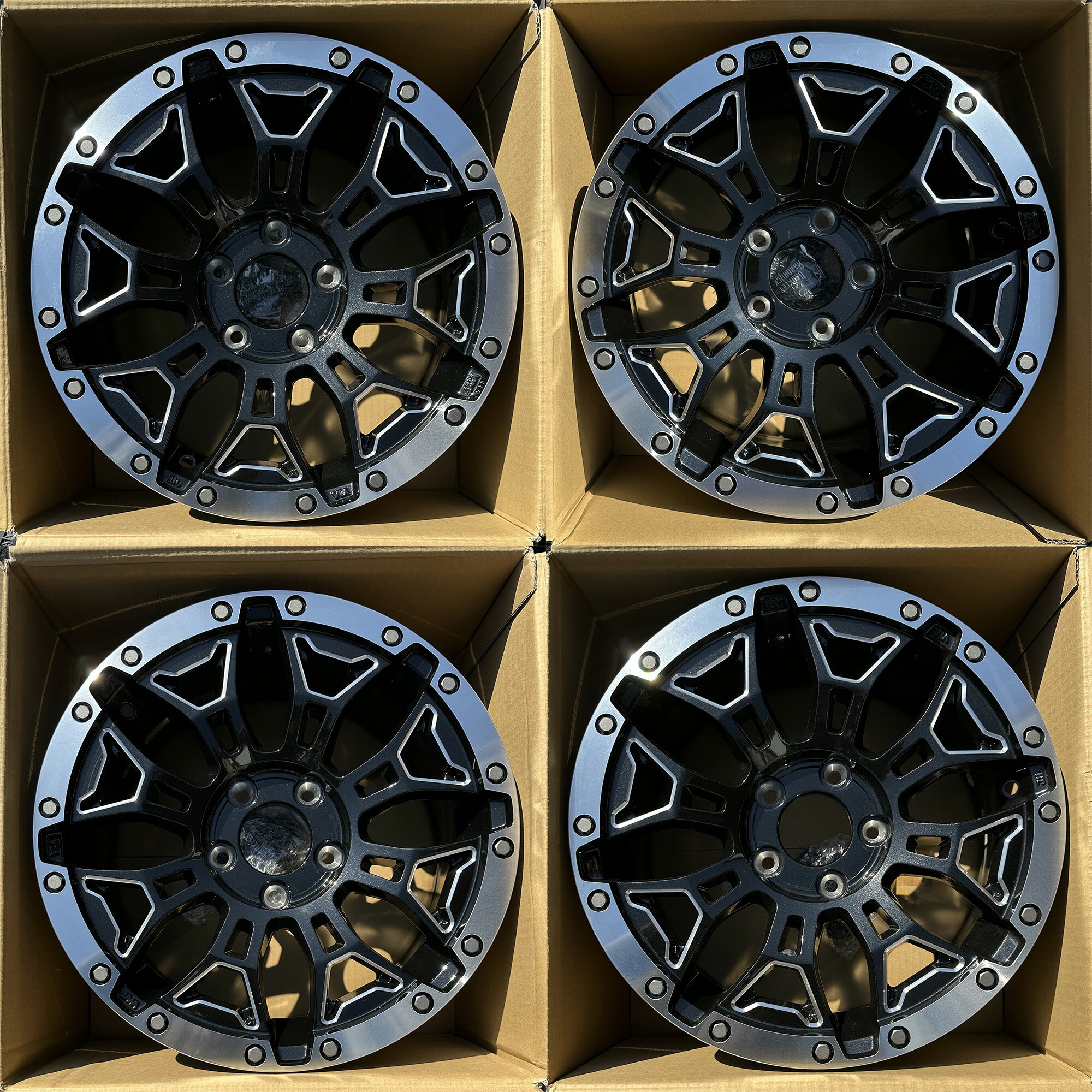 ブランドバークレイハードロック アイテムエルバートカラーブラックサイドマシニング＆リムポリッシュ（BSM/P）価格(税別)￥56000リム径16リム幅7.0インセット+38HOLE5P.C.D.114.3ハブ径φ73ボルト径M12座面テーパ...