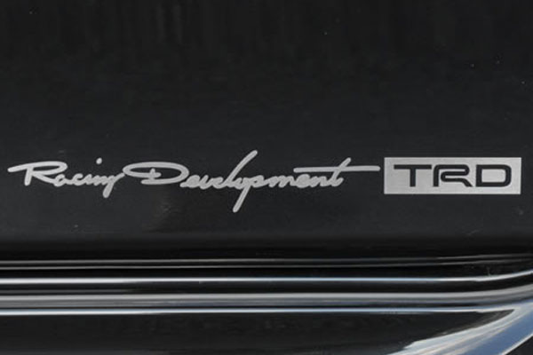 品番08231-SP173カタログNo.109カラーシルバーロゴ部分サイズ W31.4×H3.8cm備考※シルバーはヘアライン仕様となります納期についてメーカー在庫があれば3〜4営業日、欠品時は1ヶ月〜お時間がかかります。お急ぎの場合はご注...