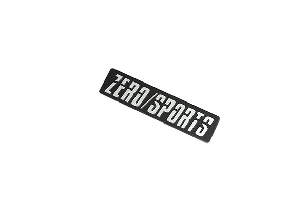 品番1454017メーカー名ZERO/SPORTSゼロスポーツ品名アルミエンブレム材料アルミ材(エッチング、ロゴはヘアライン加工)サイズ幅82mmx縦20mm納期についてメーカー在庫があれば3～4営業日、欠品時は1ヶ月～お時間がかかります。...
