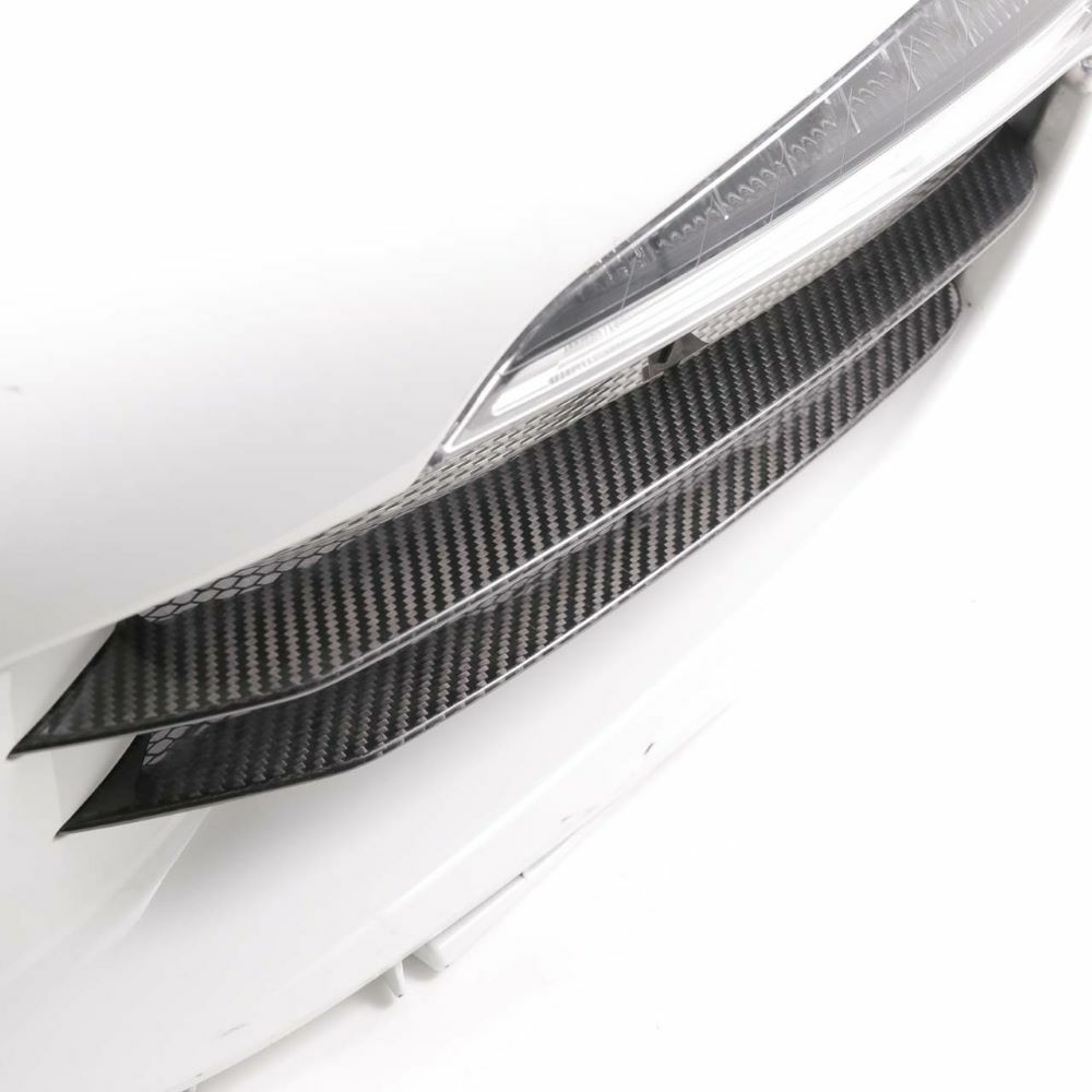 RENNLINEの カーボンファイバー製 フロント エアダクト スプリッター/フロントグリル ブレード ポルシェ 911(991前期車) カレラS用です。 特徴： ・最先端加工技術と高品質カーボンファイバーの融合から生まれたエアダクト スプ...