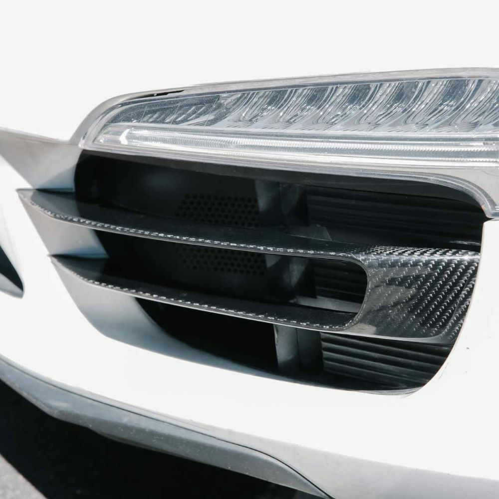 RENNLINEの カーボンファイバー製 フロント エアダクト スプリッター ポルシェ 911(991前期車) カレラ用です。 特徴： ・最先端加工技術と高品質カーボンファイバーの融合から生まれたエアダクト スプリッター ・UVプロテクショ...