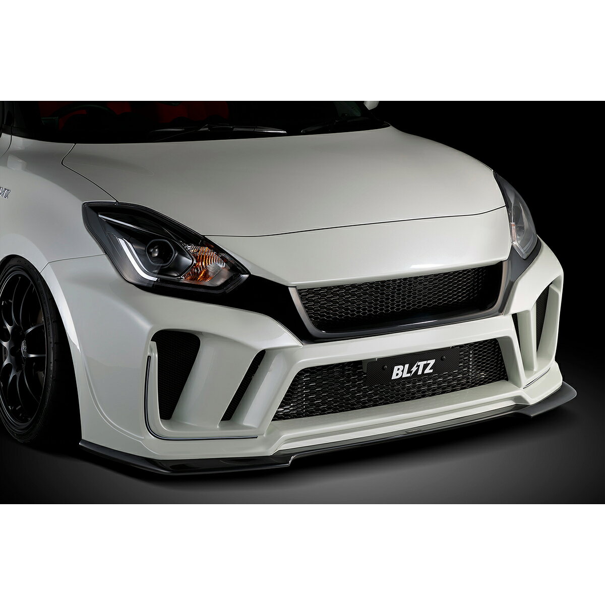 ■SUZUKI SWIFT SPORTをさらにスポーティーに進化させるエアロキット。■空力性能と迫力のフロントフェイスを高次元でバランスさせるフロントバンパースポイラー。■属のラインLEDは新設計のライン形状を採用し、しっかりとした存在感を...