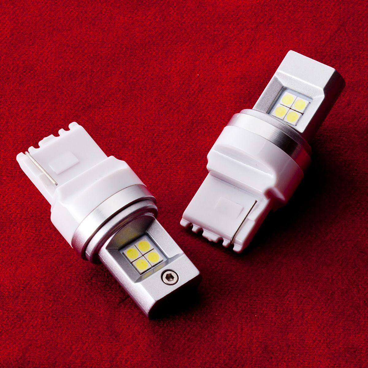 ■電球を超える明るさを実現します。■用途：バックランプ■品番：SE03-T20W-65■タイプ：T20シングルウェッジ（W3×16d）■カラー：クールホワイト6500■全光束：550lm■LED：高輝度8LED（SMD）（1個）■2個入り■...