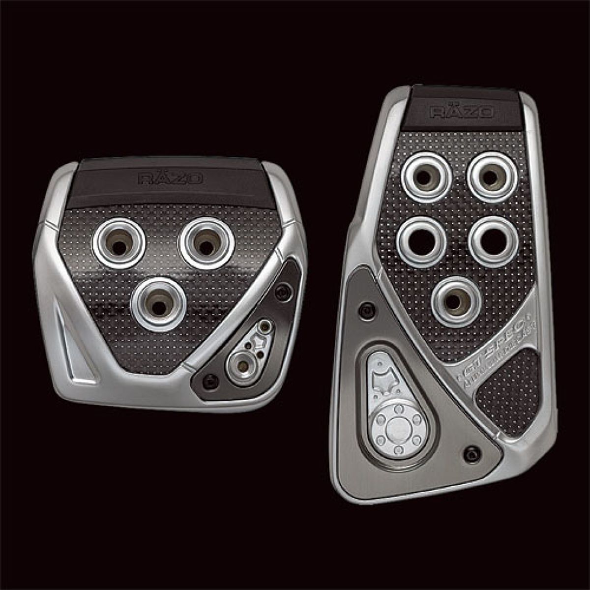 ■アルミダイキャストボディにカーボンファイバーを貼付けた贅沢な本格GTペダル。1BOX車向けATセット三次元ダイキャストデザイン。■メーカー品番：RP107■カラー：カーボン+SV■製品重量：160G■サイズ：アクセル132MM×71MM、...