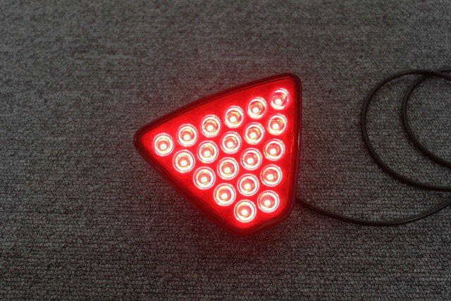 商品説明文 F1風ストップランプです。LEDは20発搭載しており明るいです。 点灯と点滅を配線方法によりお選びいただけます。 赤を＋に配線した場合点灯、黄色を＋に配線した場合、点滅と なります。黒はアースとなっております。 サイズ 11cm...