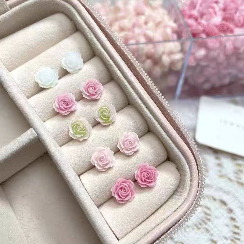 ノーホールでも装着可能な、バラモチーフのマグネットイヤリングです。 繊細なバラの花びらが再現され、上品でフェミニンな雰囲気を演出します。 ホワイト・ライトグリーン・ライトピンク・ピンクの4色展開で、お好みのカラーをお選びいただけます。 ※モ...