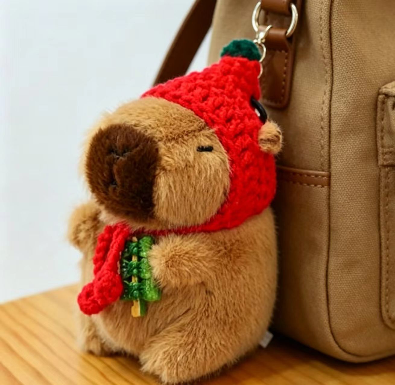 クリスマス仕様のカピバラが可愛い、ぬいぐるみキーホルダーです。 赤いニット帽とマフラー、小さなクリスマスツリーを持った姿が特徴。柔らかい肌触りで、癒し系のアイテムです。 バッグや鍵に付けて、おしゃれなアクセントに。プレゼントにもおすすめです...