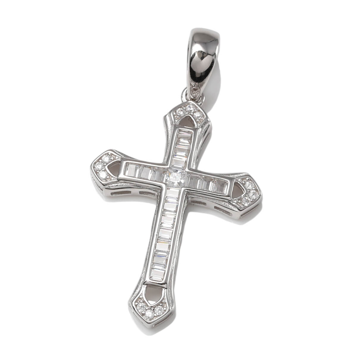 コメント 全面に様々なカットのジルコニアをセットしたクロスデザイン。異なるカットのジルコニアの綺麗な輝きが胸元をしっかり主張し、華やかに飾ってくれます。シンプルなデザインで様々なファッションにも相性抜群のペンダントです。 着用のネックレスは...