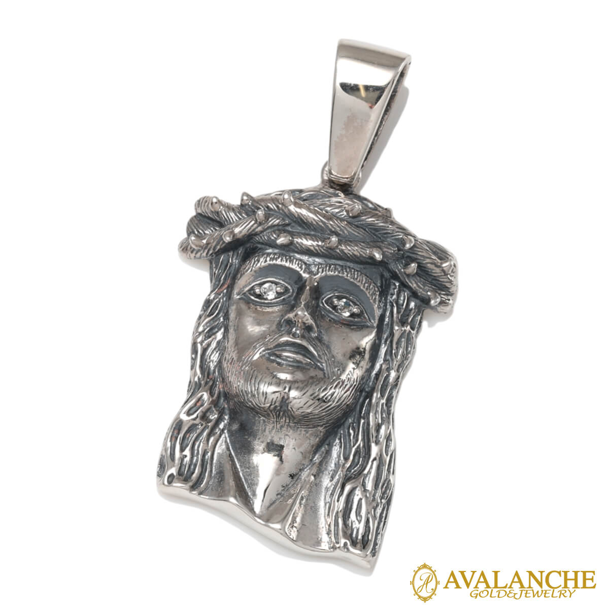 コメント 目の部分に2石のホワイトトパーズをセッティングしたジーザスフェイスのペンダント。茨の冠、バチカン、バックプレートなど、細かい部分もこだわったジュエリーに仕上げています。いぶし加工を施すことで、光沢と深い色合いが強調され、味わい深い...