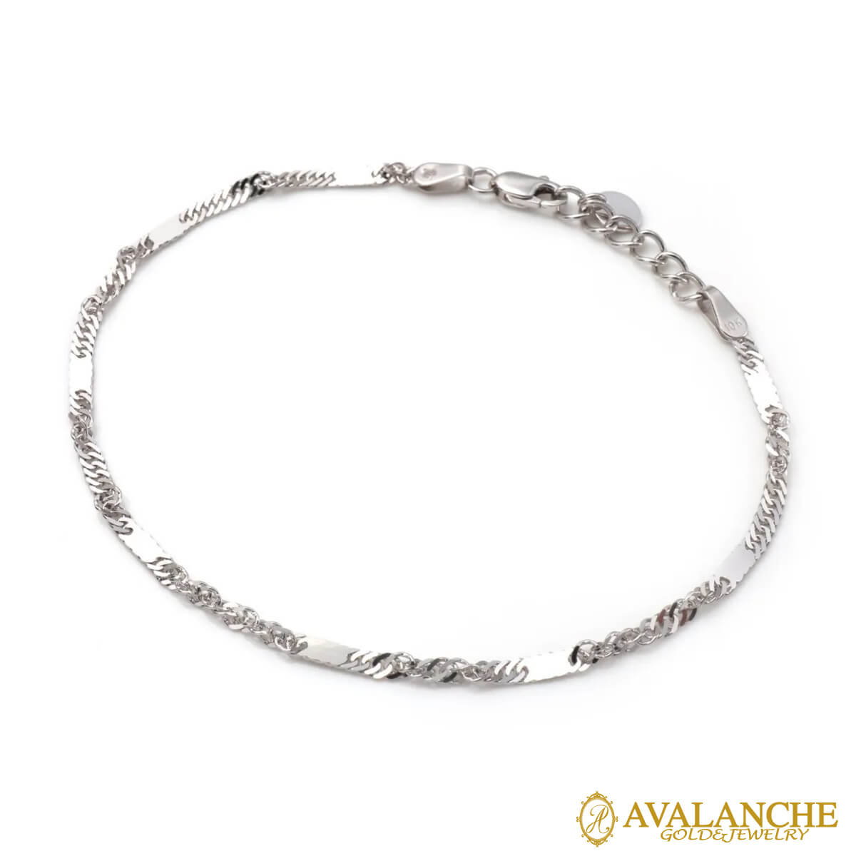 コメント ロープデザインのように捻れたデザインが印象的なスクリューブレスレット。揺れ動くたびに等間隔でセットされたパーツが放つ上品な輝きが魅力のデザインです。華やかで女性らしい手首を演出します。 同デザインのネックレスはこちら 着用のリング...