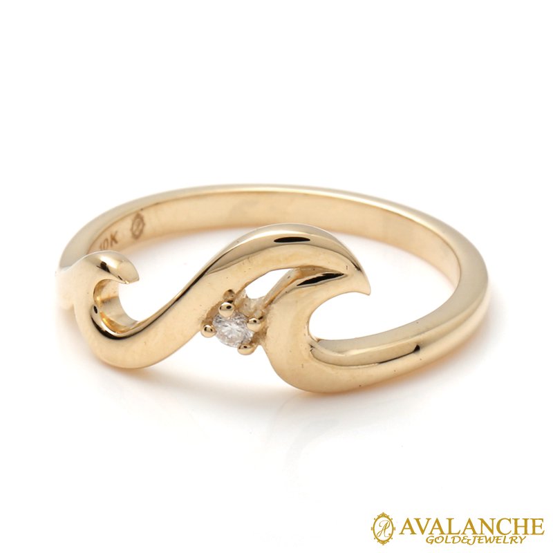 コメント アヴァランチオリジナルのウェーブデザインリング。波の部分にダイヤモンドを1石セットした、シンプルでどの指にも合うリングです。 素材 10K イエローゴールド 石 ダイヤモンド サイズ 幅7mm 備考 定期的なお手入れにより、ご購入...