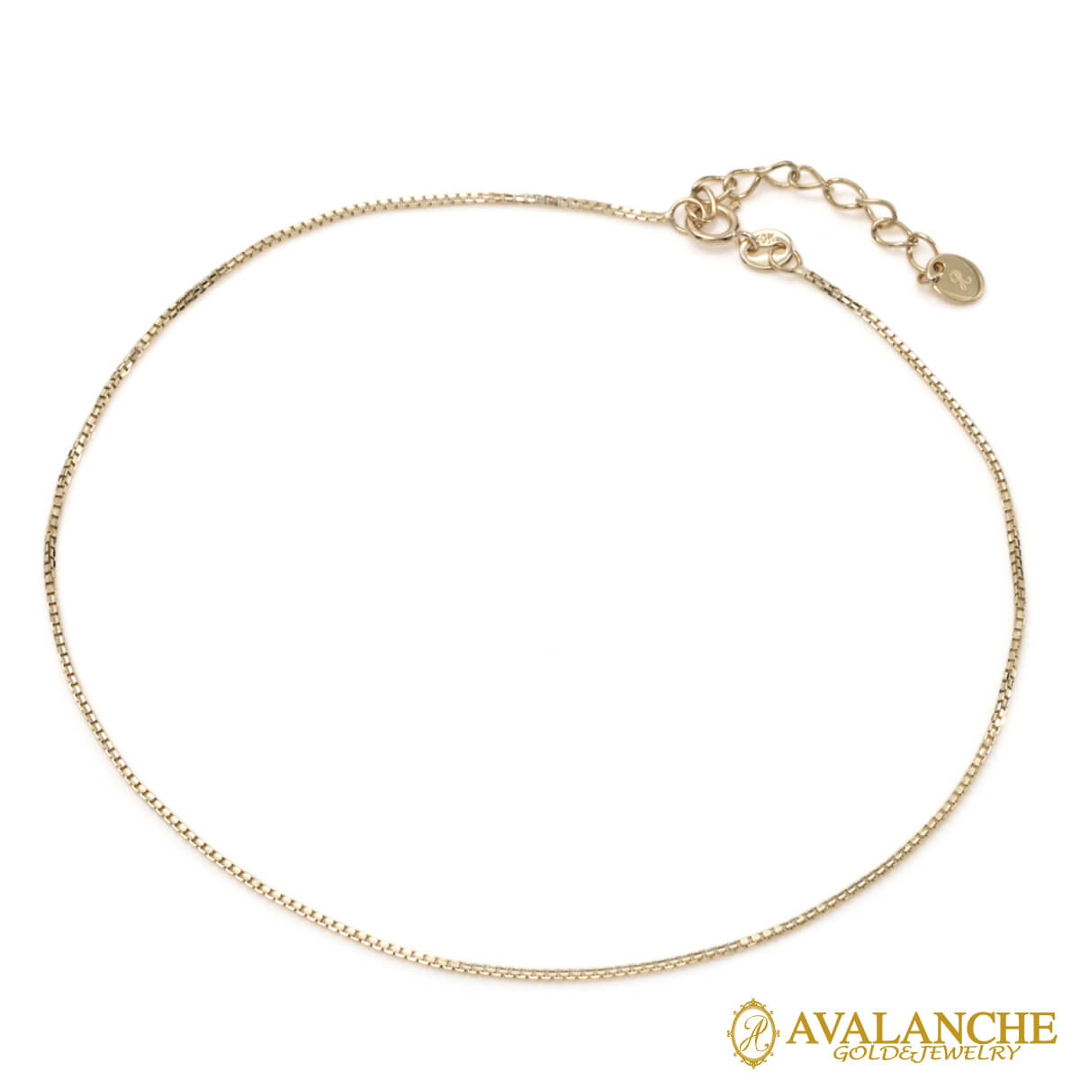 コメント 抜群の輝きを誇るカットボックスアンクレット。ボックスデザインの表面にV字のカット加工を施しているので、反射の面が多く揺れ動くたびに繊細なパーツが煌びやかな輝きを放ちます。 素材 10K イエローゴールド サイズ 幅0.8mm ※ア...