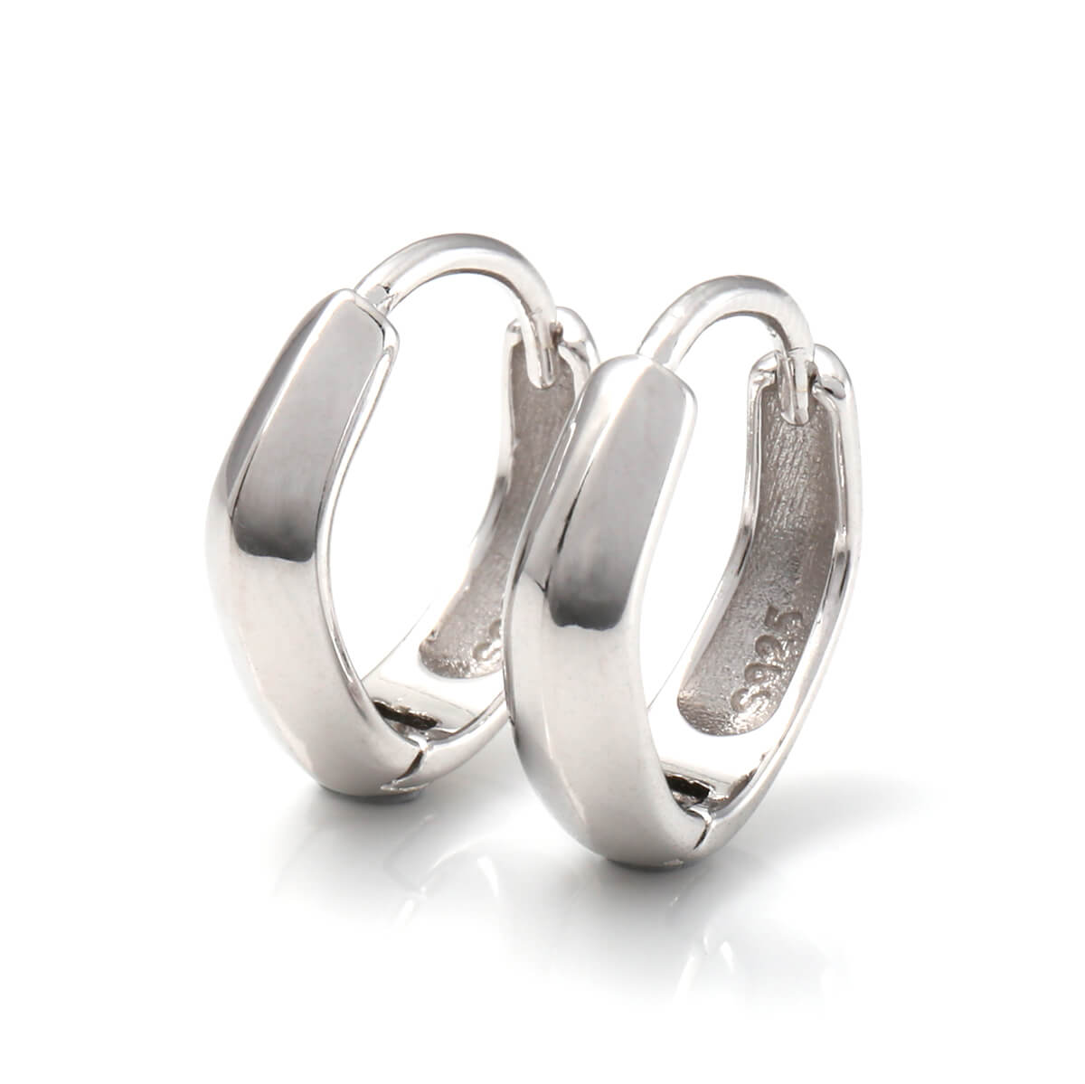 コメント シンプルなフープピアス。どんなファッションにも合わせやすく、耳元を華やかに演出します。 素材 シルバー925 サイズ 縦幅 横幅 14.8mm 4mm サイズは最長部を計測しております。 備考 定期的なお手入れにより、ご購入時の輝...