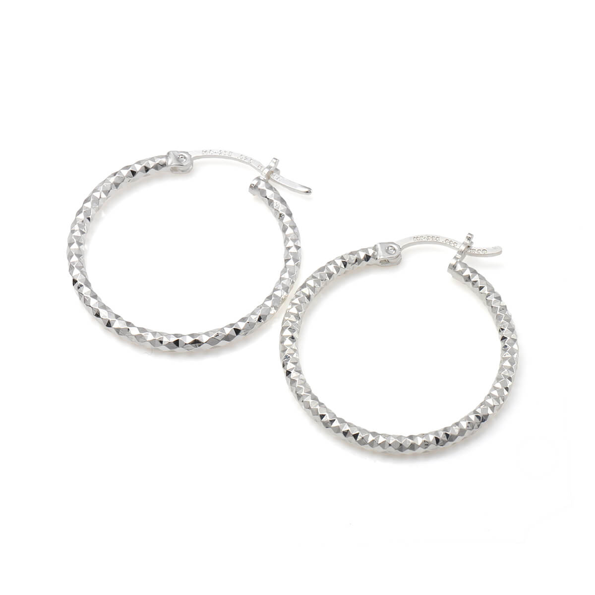 コメント 全体に繊細なカット加工を施したフープピアス。どの角度から見ても綺麗に輝きます。シンプルなデザインなのでどんなスタイルにも合わせやすいピアスです。 素材 シルバー925 サイズ 直径 幅 24.5mm 2mm サイズは最長部を計測し...