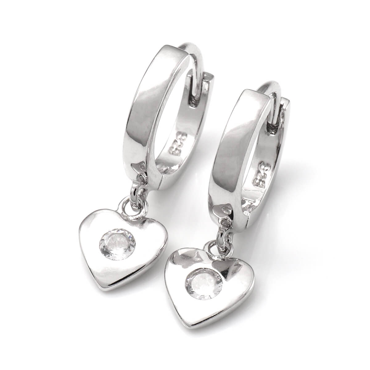 コメント 様々なファッションと合わせやすいスタンダードなプレーンフープピアスに、ハートデザインのチャームを合わせたピアス。ハートの中央にセットしたジルコニアが揺れ動く度に綺麗に輝き、耳元を華やかな印象に仕上げます。 素材 シルバー925 石...