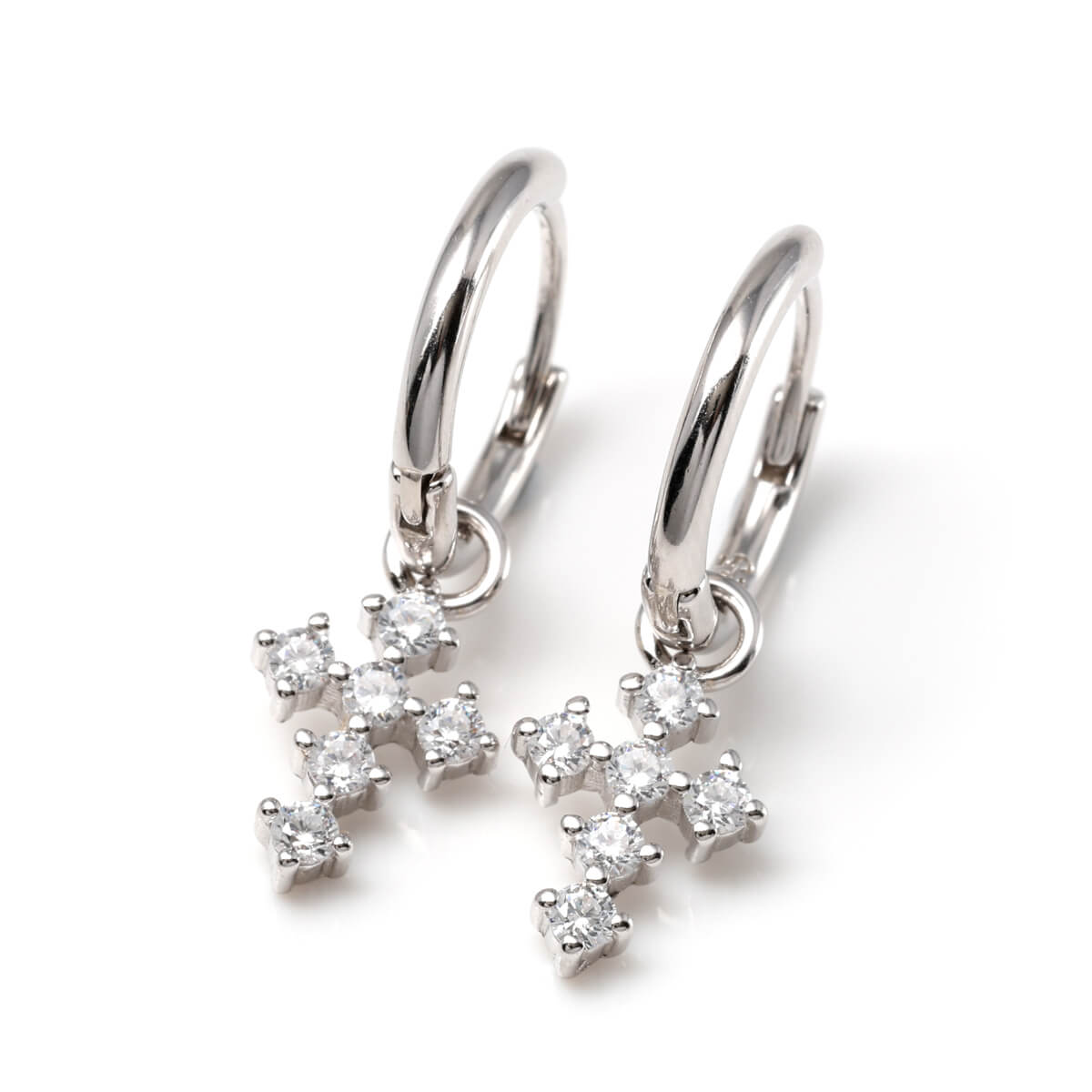 コメント 様々なファッションと合わせやすいスタンダードなプレーンフープピアスに、ジルコニアをセットしたクロスペンダントを合わせた、通常のピアスとは一味違ったお洒落なピアスです。 素材 シルバー925 石 ジルコニア サイズ ピアス 直径 幅...