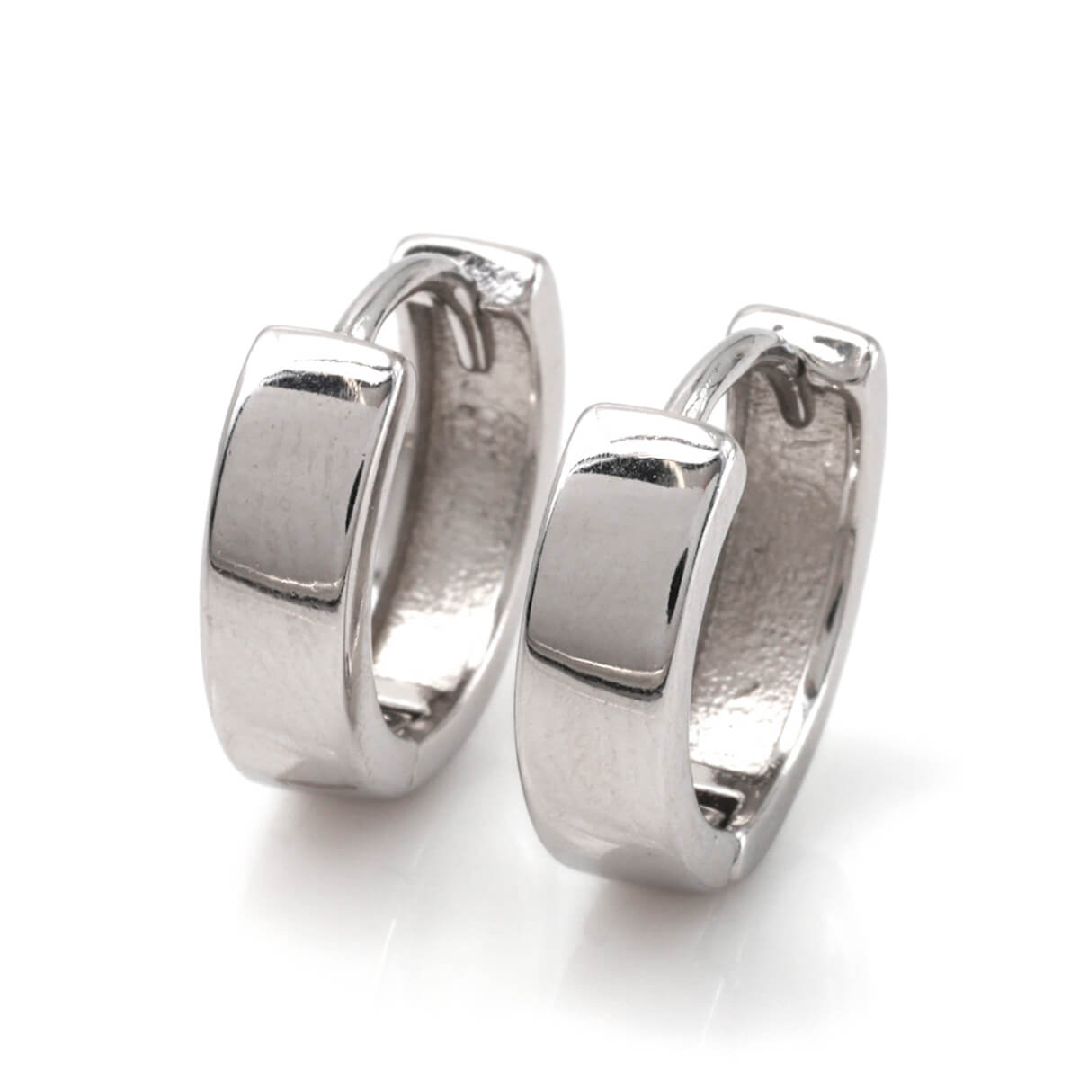 コメント 様々なファッションと合わせやすいスタンダードなフープピアス。ジルコニア等の装飾は一切施さず、素材の輝きを存分に楽しめるシンプルなデザインに仕上げています。 素材 シルバー925 サイズ 直径 幅 ポスト 13mm 4mm 20ゲー...