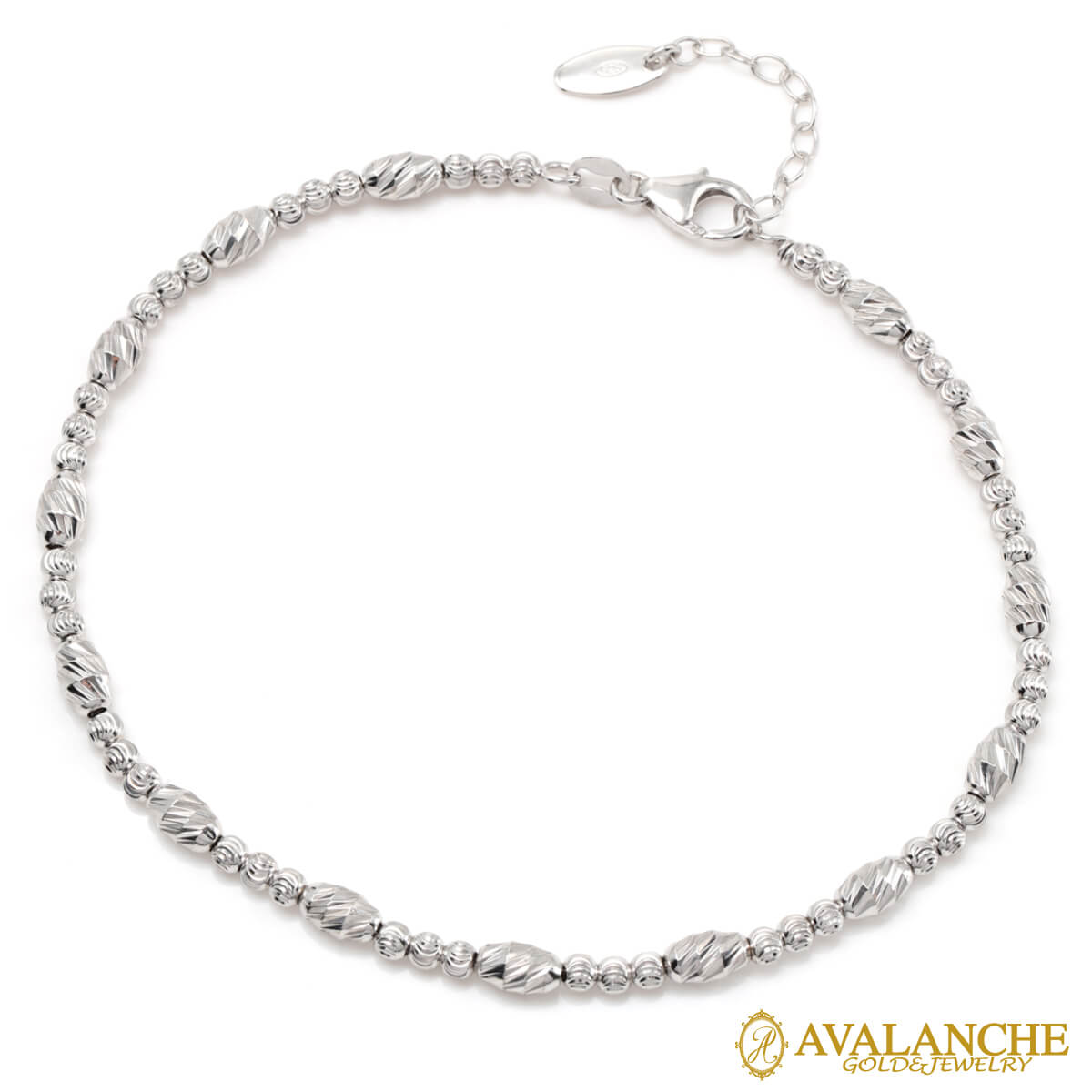 コメント パーツ全面にカット加工を施したシルバーアンクレット。光を反射する面が多く、輝きが強いので充分な存在感を放ちます。1本でシンプルに着けたり、他のデザインと重ね着けするのもオススメです。 素材 シルバー925 サイズ 幅4mm ※アジ...