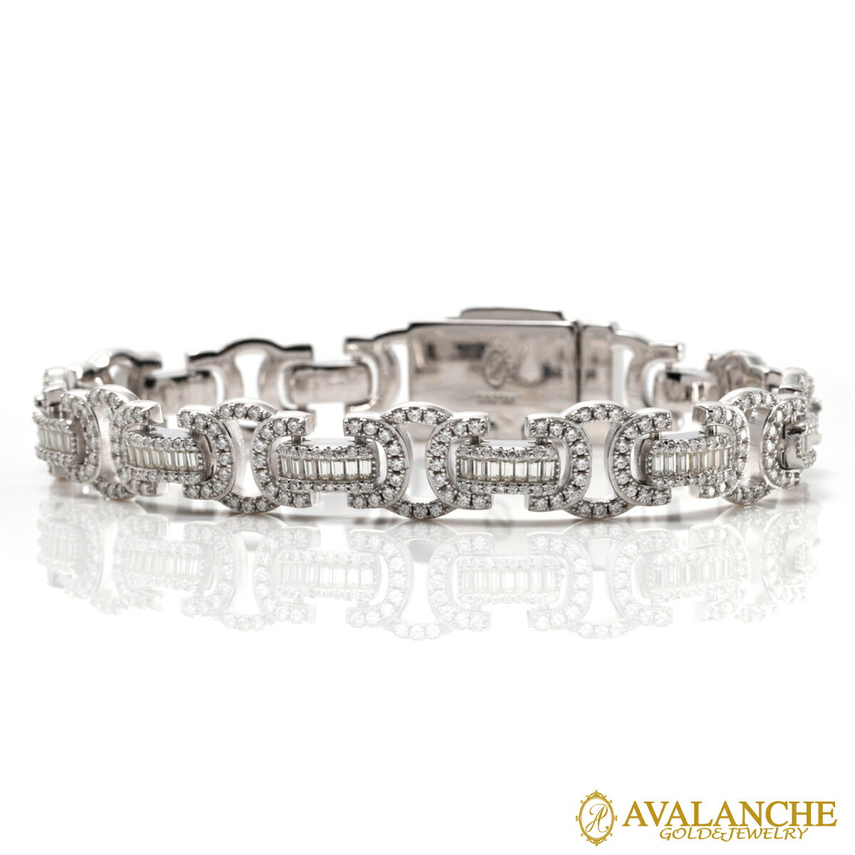 コメント ラウンドカットとバゲットカットの2種類のモアサナイトを使用したシルバーブレスレット。輝きも存在感も抜群です。腕元にラグジュアリーな雰囲気を演出してくれます。 素材 シルバー925 石 モアサナイト サイズ 幅10.3mm サイズは...