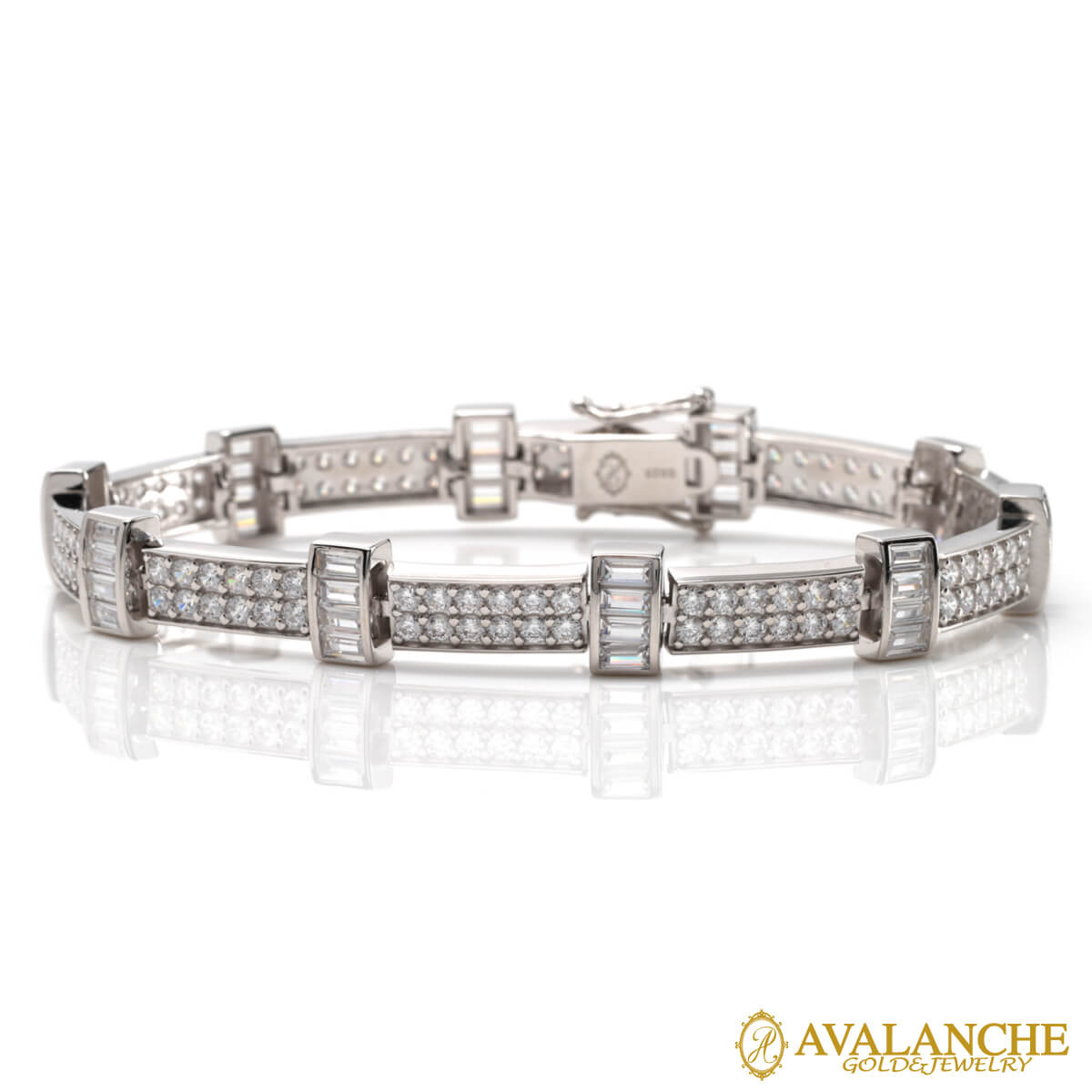 コメント ジルコニアを全面にセットしたシルバーブレスレット。バゲットカット、ラウンドカットのジルコニアを使用しており、それぞれ異なる綺麗な輝きを放ちます。ジルコニアの煌びやかな輝きとシルバーの爽やかな輝きが、腕元を綺麗に飾ります。 他のIC...