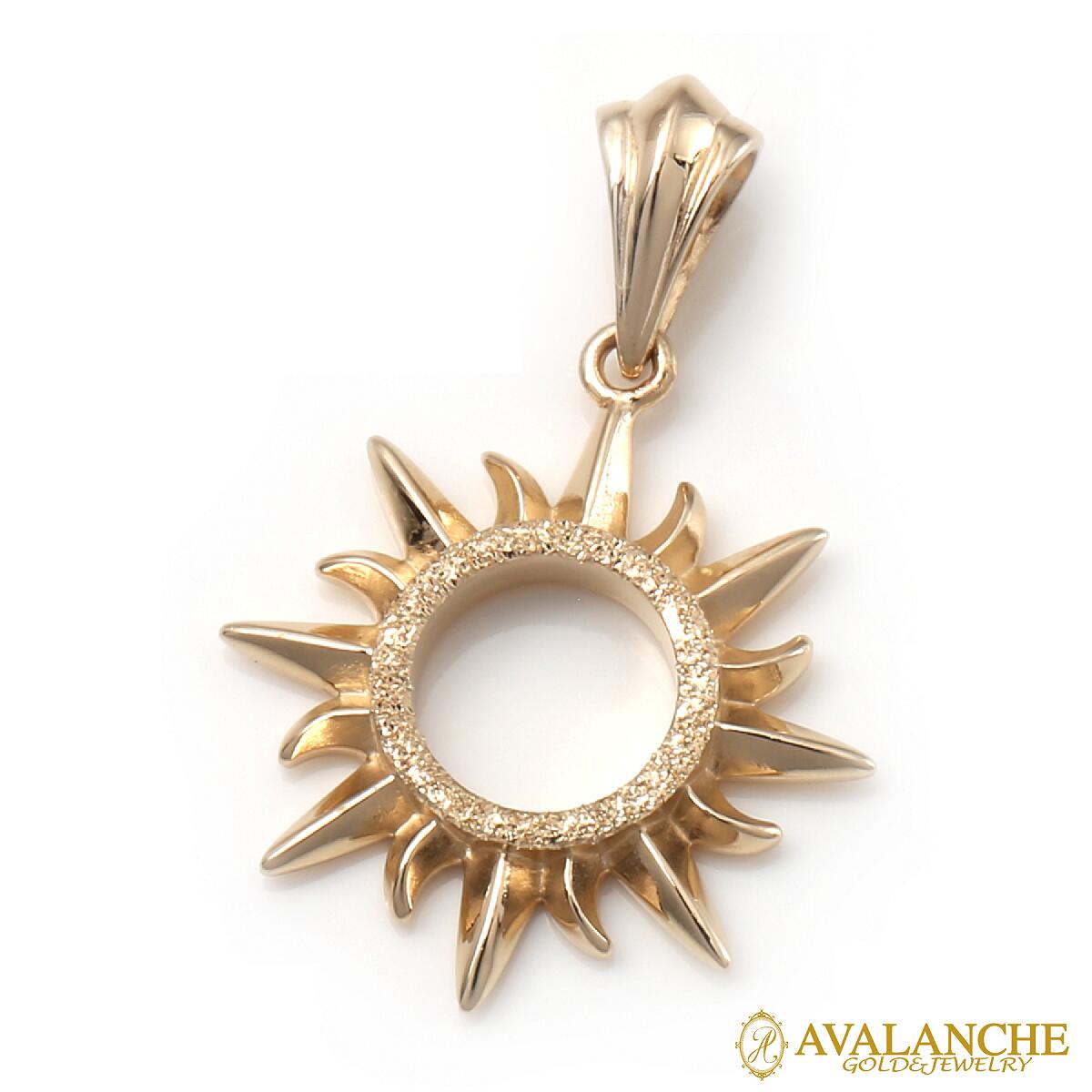 コメント アヴァランチオリジナルジュエリーから太陽モチーフのペンダントが登場。太陽には「発展・成長、力強さと成功」といった意味が込められています。中央の円部分はスターダスト加工が施されており、さりげなく輝きます。 ネックレスとセットをお求め...