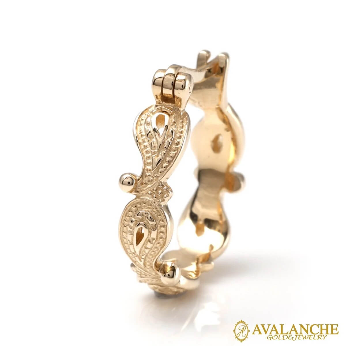 コメント アヴァランチオリジナルジュエリーから、人気の高いペイズリーデザインの新作ピアスが登場です。ペイズリーの細かい部分まで見事に再現した、クオリティの高さがうかがえるジュエリーです。同デザインのペンダントやリングと合わせたコーディネート...