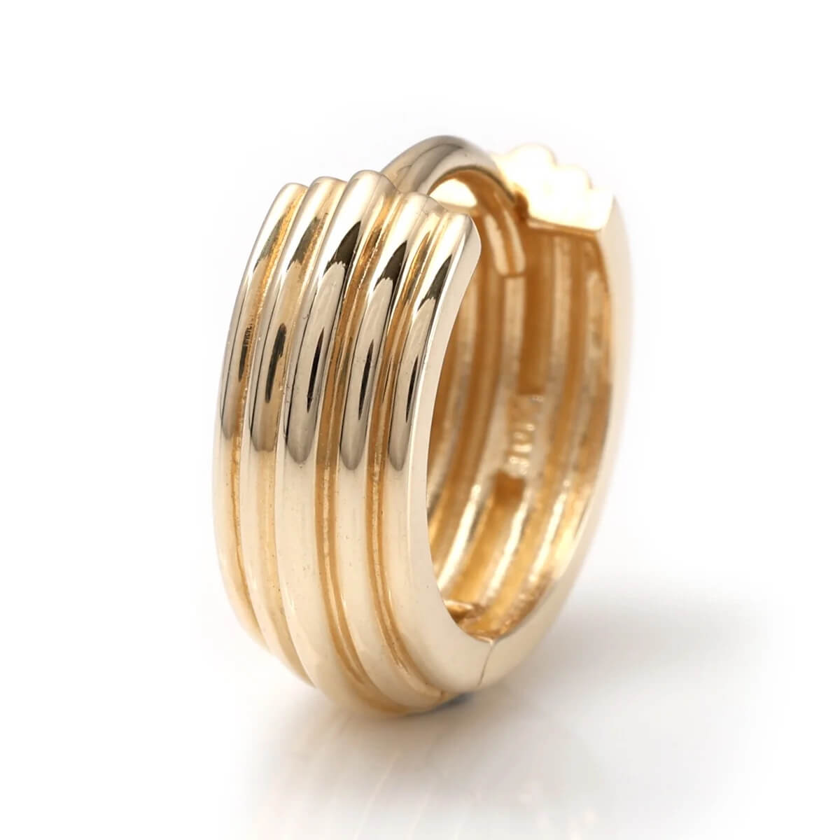 コメント 様々なファッションと合わせやすいスタンダードなフープピアス。ジルコニア等の装飾は一切施さず、素材の輝きを存分に楽しめるシンプルなデザインです。 素材 10K イエローゴールド サイズ 直径 幅 ポスト 13mm 5mm 18ゲージ...