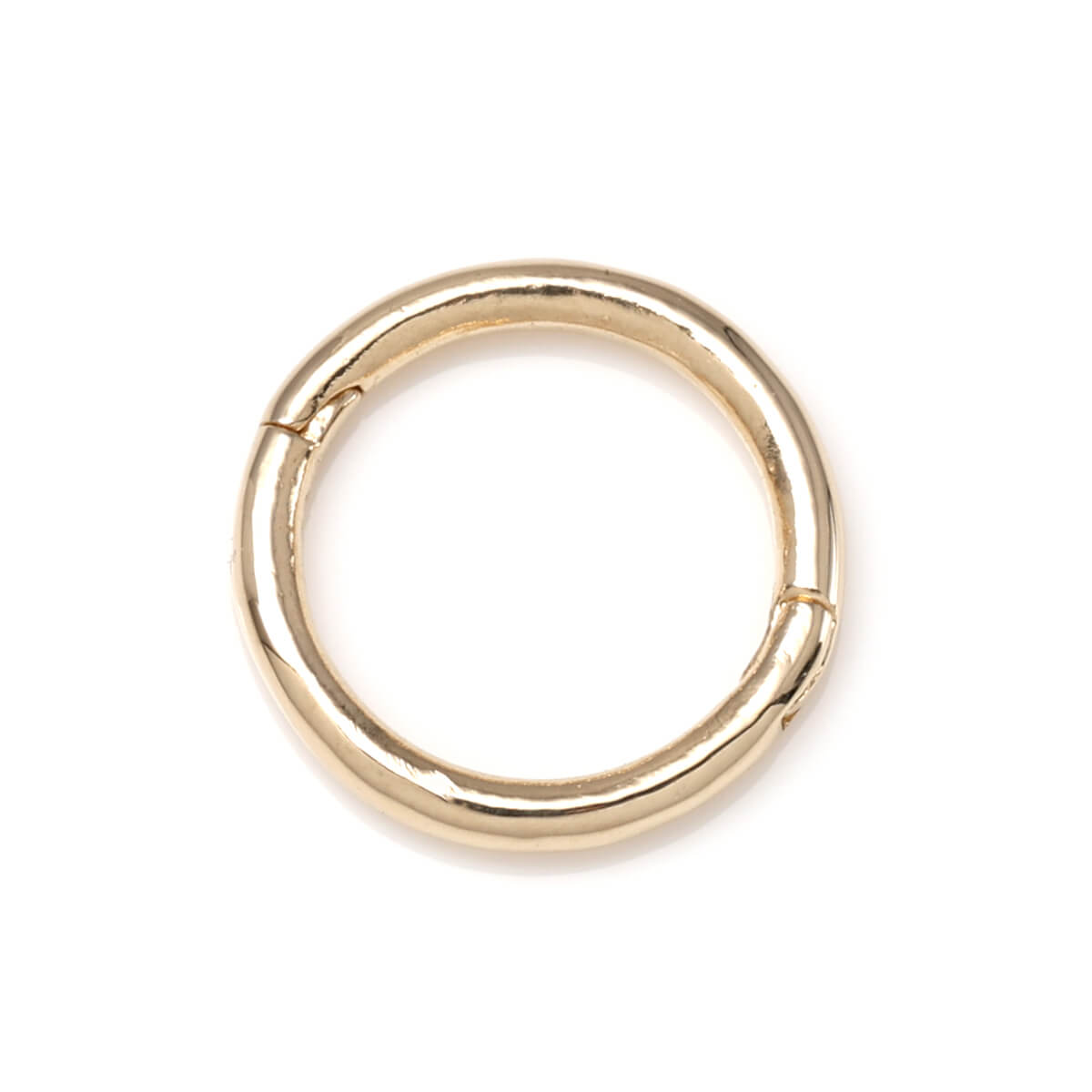 コメント プレーンフープデザインの軟骨部分等に着用出来るシンプルなボディピアス。コーデを問わず着用しやすい、万能アイテムです。ポスト部分のサイズは16ゲージです。 他のボディピアスはこちら 素材 14K イエローゴールド サイズ 直径 幅 ...