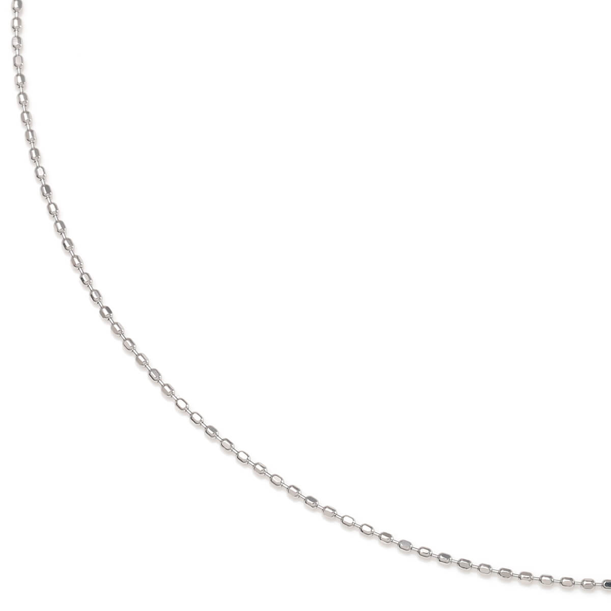 コメント シンプルなデザインで着用しやすいカットボールネックレス。光を反射する面が多く、さまざまな角度から煌びやかな輝きを放ちます。細みのラインとカットの輝きが女性らしさを引き出します。［注意事項］ 繊細な造りの為、無理な力が加わった際に切...