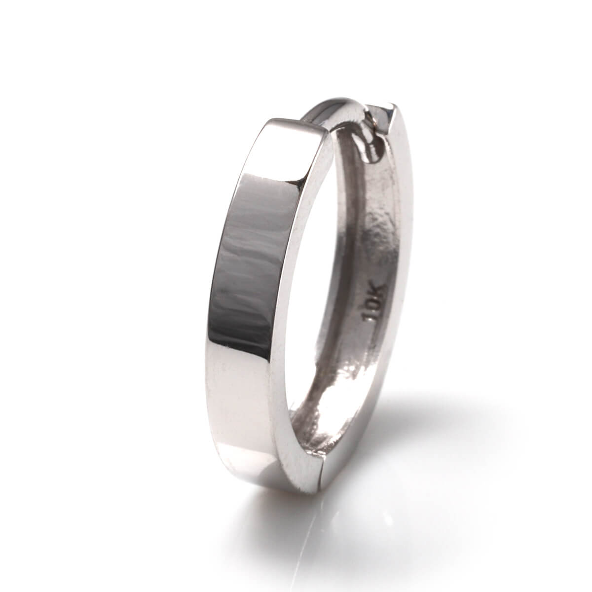 コメント 様々なファッションと合わせやすいスタンダードなフープピアス。ジルコニア等の装飾は一切施さず、素材の輝きを存分に楽しめるシンプルなデザインです。 素材 10K ホワイトゴールド サイズ 直径 幅 ポスト 15mm 2.5mm 20ゲ...