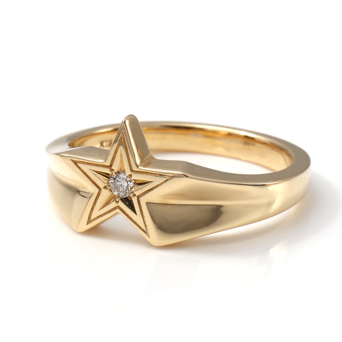 コメント スターモチーフのイエローゴールドリング。スターの中心にダイヤモンドをセットしており、シャープなカット加工が目を惹くデザインです。素材の輝きを存分に楽しめる、シンプル且つ存在感のある逸品です。 他の18Kジュエリーはこちら 素材 1...