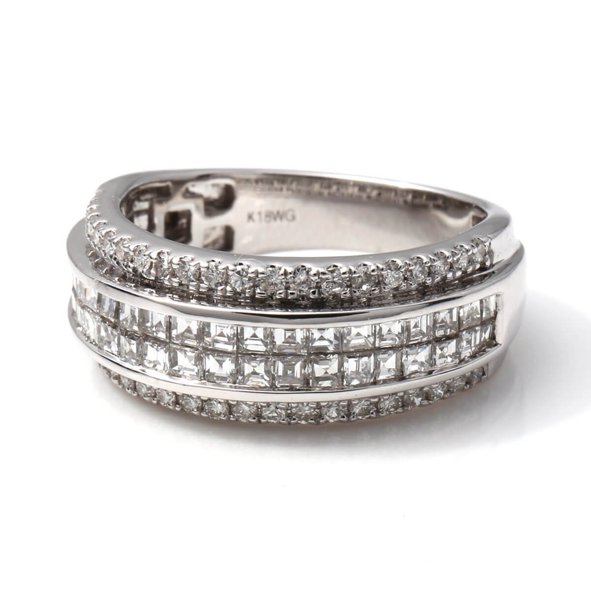 コメント 1.20ctのダイヤモンドを使用した18Kのホワイトゴールドリング。中央と側面のラインが放つ、輝きのコントラストがゴージャスな印象に魅せてくれる一点です。 他のICED OUTジュエリーはこちら 他のハイクラスリングはこちら 素材...