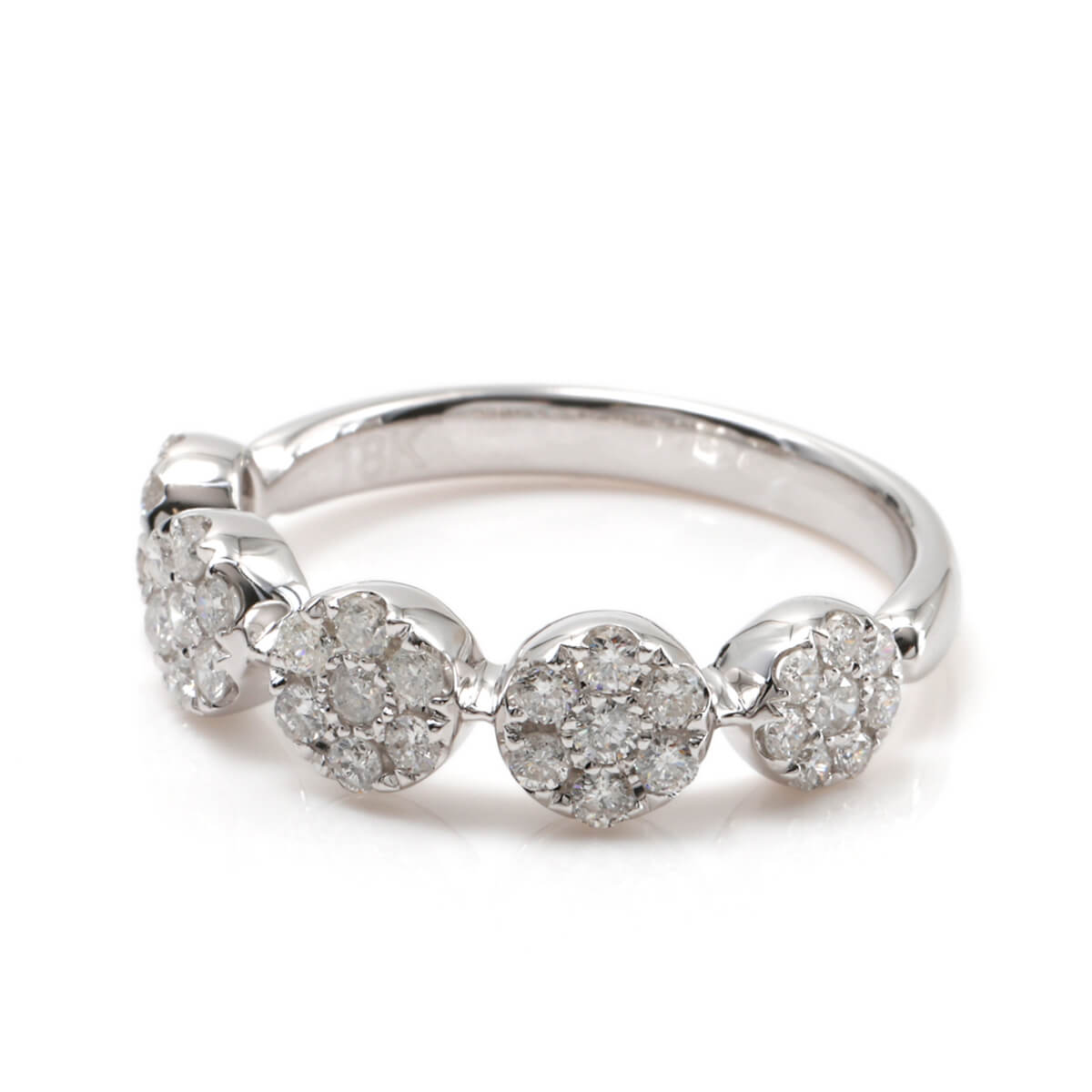 コメント ピアスでも人気の高いクラスターデザインのホワイトゴールドリング。全面にセッティングしたダイヤモンドが上品な輝きを放ち高級感溢れるデザインに仕上がっております。 メンズ着用のブレスレットはこちら レディース着用のブレスレットはこちら...