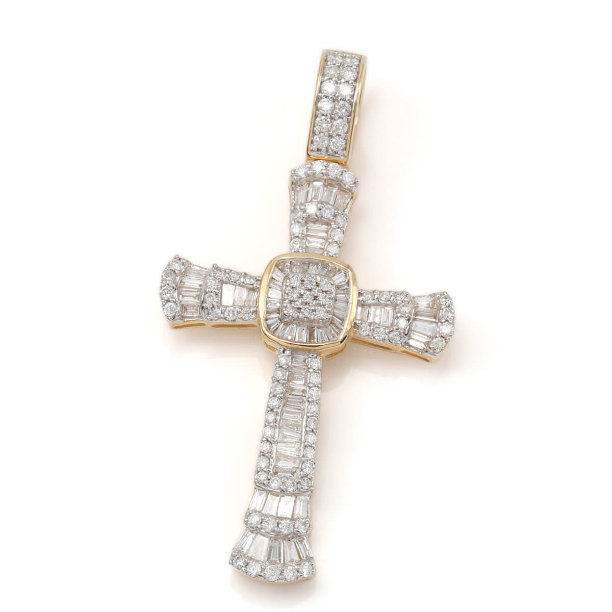 コメント デザイン性の高いクロスペンダント。表面にラウンドカットとバゲットカットの2種類のダイヤモンドを施した立体的なデザインで、思わず息を飲むほどの輝きの逸品です。ボリュームのある造りと、ダイヤモンドの輝きが胸元をしっかり主張し、華やかに...