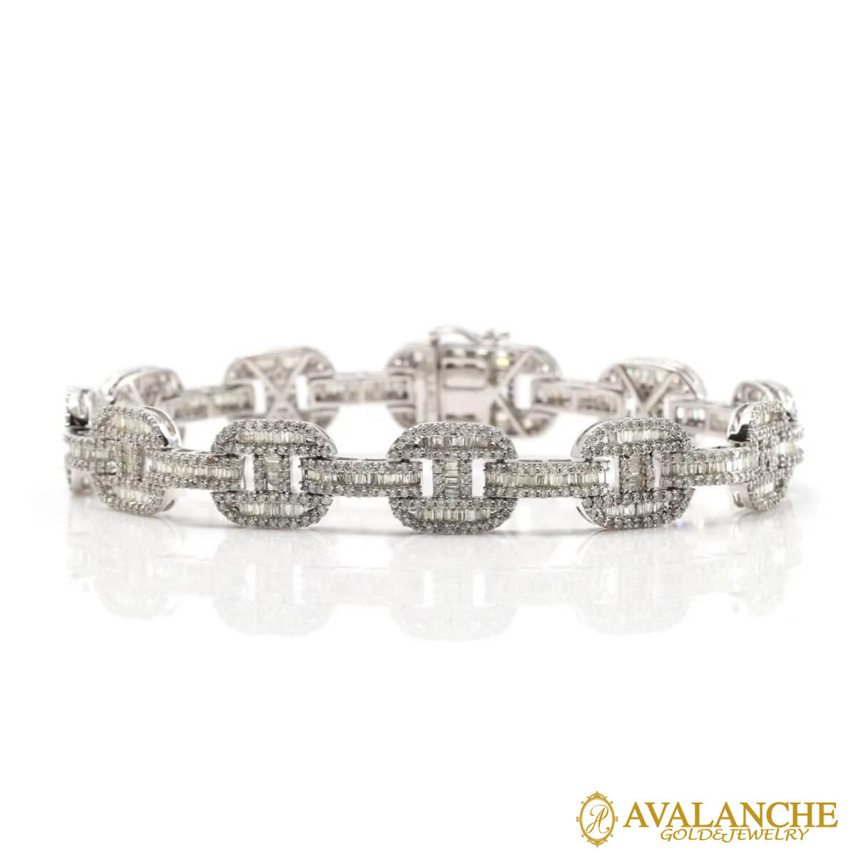 コメント ダイヤモンドを隙間なく贅沢にセッティングしたブレスレット。中にはバゲットカット、縁にはラウンドカットの2種類のダイヤモンドを使用している為、より上品な輝きを放ち高級感溢れるデザインに仕上がっております。14Kの鮮やかさとダイヤモン...