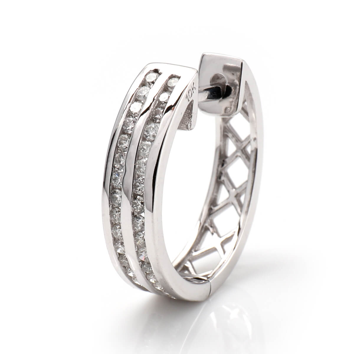 コメント ダイヤモンドを一列にセッティングしたフープピアス。シンプルなデザインなので様々なスタイルにも合わせやすいピアスです。 素材 10Kホワイトゴールド 石 ダイヤモンド［0.20ct］ サイズ 直径 幅 ポスト 16.5mm 4mm ...