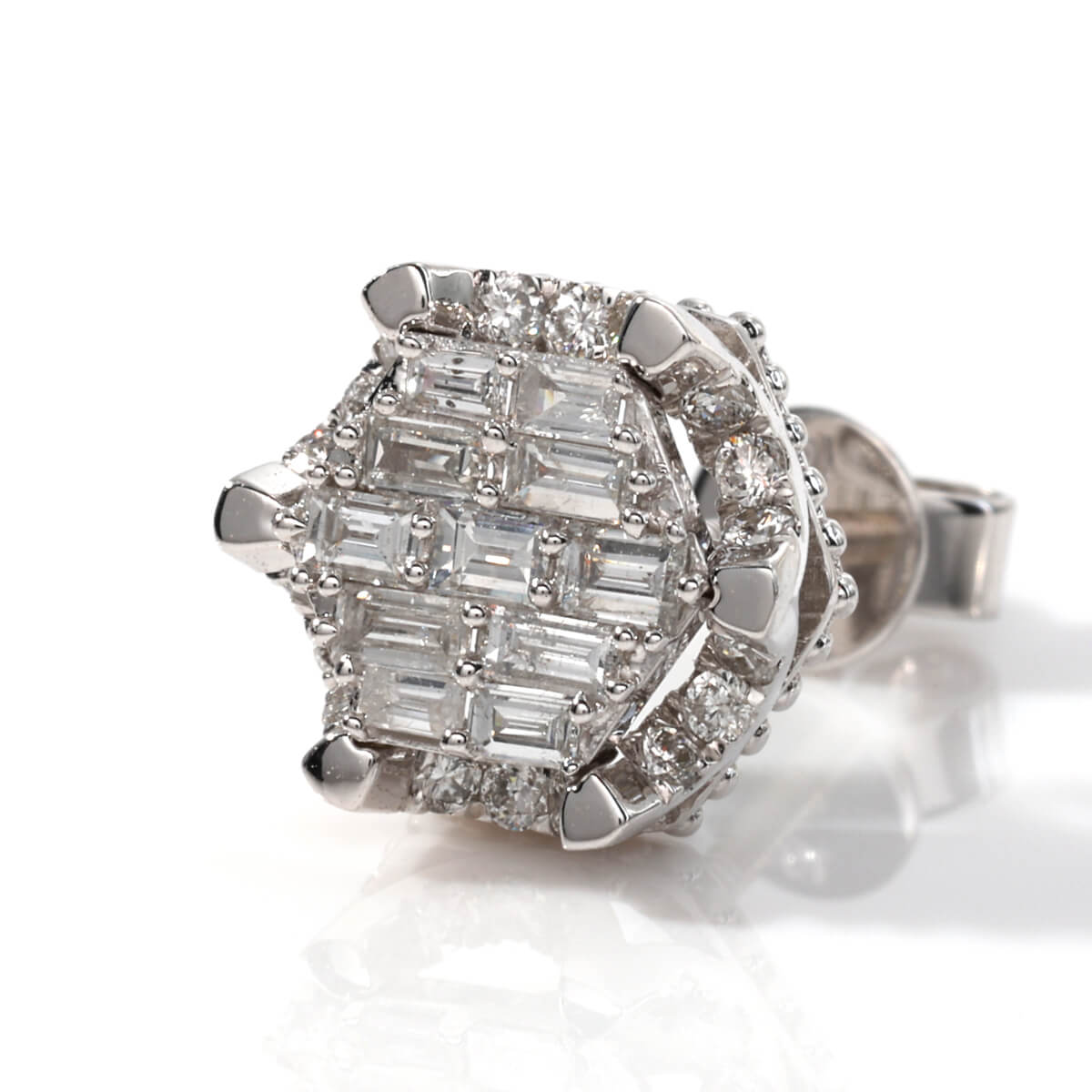 コメント ヘキサゴンデザインのダイヤモンドピアス。異なるカットのダイヤモンドが敷き詰められており、強い輝きを放ちます。サイドにもデザインが施されている為、様々な角度から輝きを放ちます。ボリュームと高級感のあるデザインが目を惹きます。 他のハ...