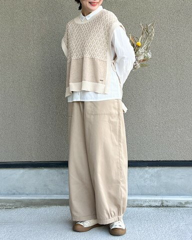 商品情報素材綿 59%　ポリエステル 41%サイズ/寸法着丈 ： 54/65身幅 ： 50その他商品説明リブ部分と総針部分、紐が配色になっていて、編地はひし形柄部分と天竺部分に分かれたメリハリあるデザイン。前後差のある着丈で、前はすっきり、...