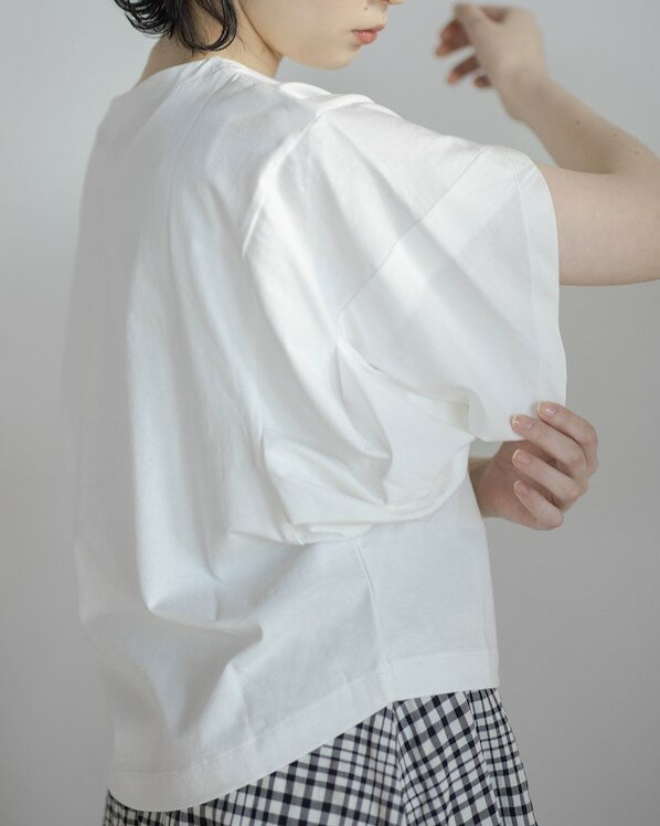 商品情報素材綿100%サイズ/寸法着丈 ： 56/60身幅 ： 52その他商品説明立体的なデザインスリーブが特徴のプルオーバーです。合わせるボトムを選ばず一枚で印象的なスタイルに仕上がります。表面の毛羽が少なく、なめらかな光沢がある上品な天...