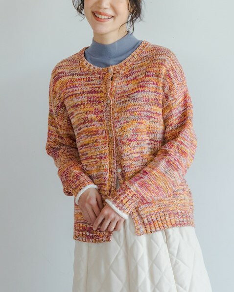 商品情報素材綿 61%　アクリル 39%サイズ/寸法着丈 ： 55身幅 ： 52その他商品説明色々なカラーの糸を使ったカーディガンです。4色の糸を引きそろえ、スープに様々な具材を混ぜ合わせた様子をイメージしたデザイン。配色の天竺ロール仕様の...