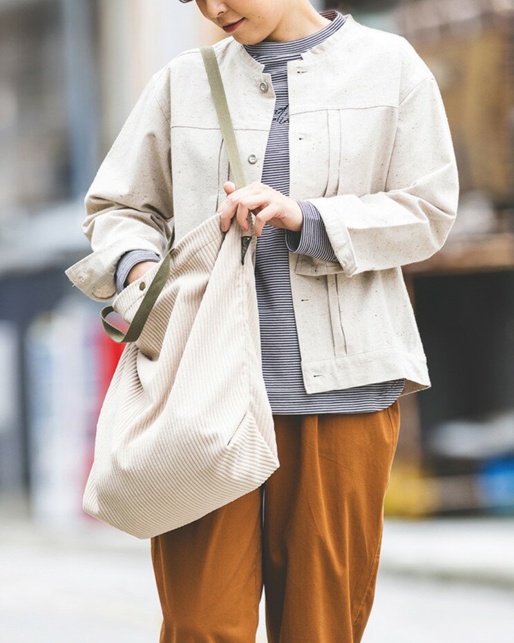 商品情報素材綿100％サイズ/寸法着丈 ： 62身幅 ： 50その他商品説明ネップの風合いがカジュアルな、デニムジャケット風の羽織り。デニムジャケットほどワーク感が強くならないよう、衿のデザインは控えめにしたりと綺麗目なスタイルでも取り入れ...