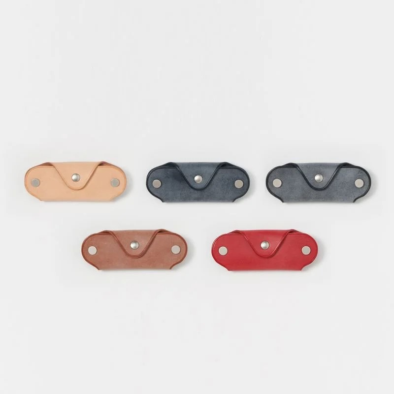 ◆ITEM INFO ネジ式のパーツを脱着して鍵をつけることのできるコンパクトなキーケースです。 ロウをたっぷり含ませたベジタブルタンニン鞣しのカウレザーは、裏無しで使用しています。 この革の特徴は、こすれると熱で染込んだロウがとけて浮き上...