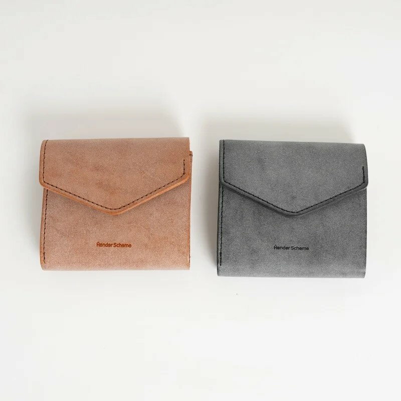 ◆ITEM INFO Hender Schemeより定番の"flap wallet"です。ブライドルレザーという蠟をたっぷりしみこませて耐久力を上げている革を使用した財布は、使い込むほどに中に染み込ませた蠟が浮き上がってきて、最終的に表面に...