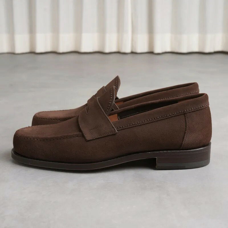 ITEM INFO. Giacometti定番のコインローファー。 定番ながらも匠の技がふんだんに詰まった一足です。 木型には米国調の丸みのあるトゥが特徴のLUIGINOを使用。 丸みがある分少しぼてっとするかと思えば、ノーズをやや長めに設...