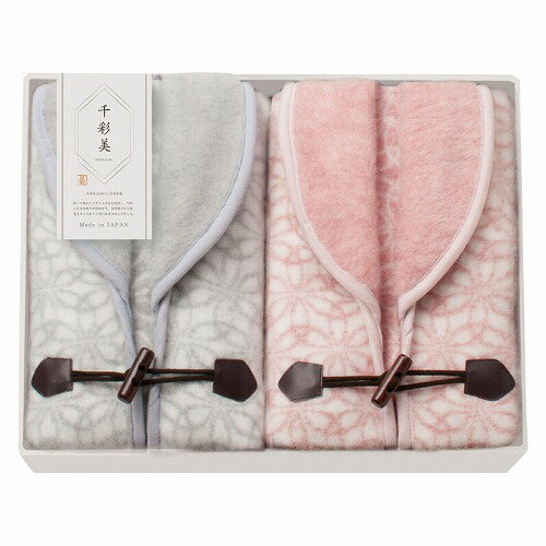 軽くて暖かいアクリルの糸を使用したやわらかな肌ざわりが特徴です。素材選びから縫製までこだわり国内で丁寧に仕上げました。（ポリッシャー加工）繊維を熱処理で直毛にすることで、やわらかさとツヤを与える後加工を施しています。日本製 化粧箱 ヨコ糸（...