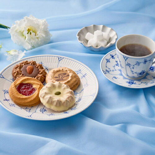 ● 商品情報 ロイヤルコペンハーゲンのオリジナルブレンドコーヒー、ニカラグアにあるカサブランカ農園で生産されたスペシャルティコーヒーと、人気の紅茶、華やかな4種類のクッキーを詰め合わせました。※クッキーはロイヤルコペンハーゲンの商品ではあり...