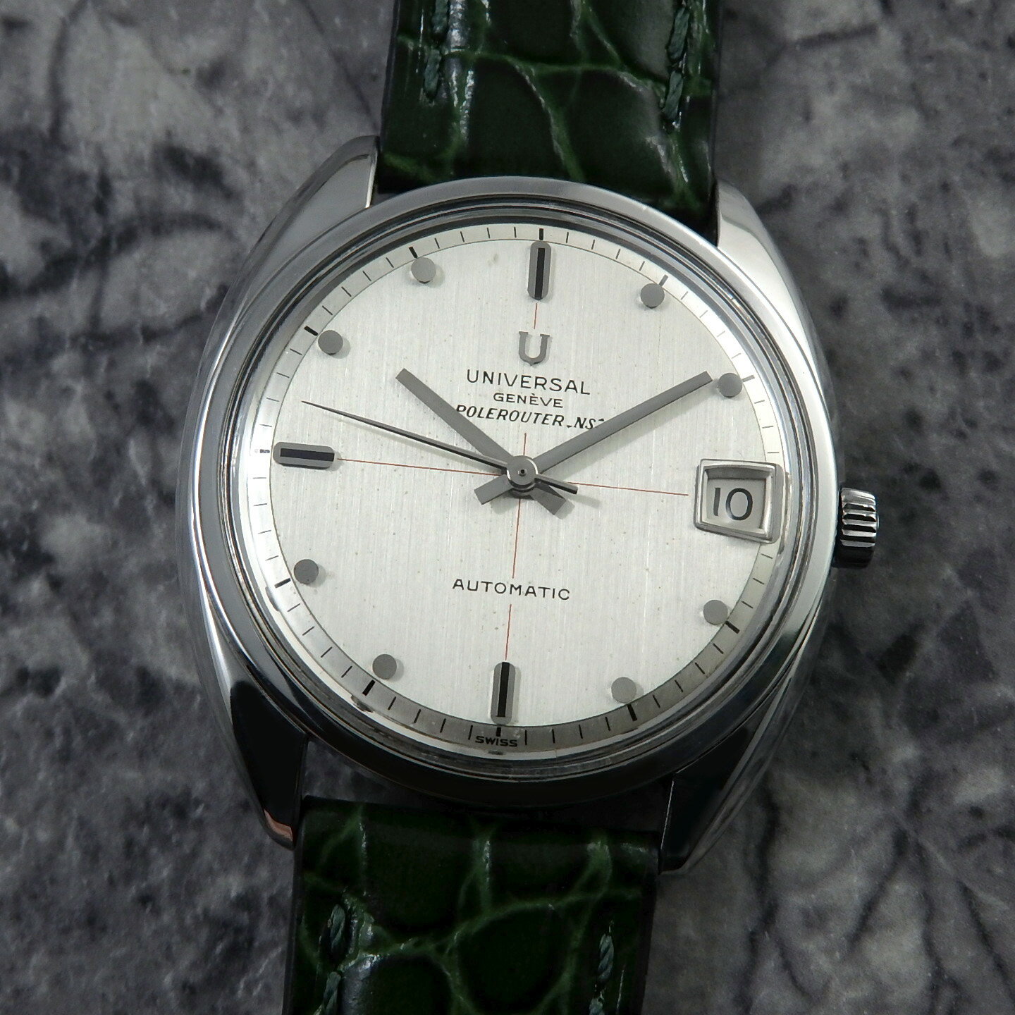 スイスの老舗、時計メーカー「ユニバーサル・ジュネーブ」。 1894年からという歴史の深いスイスの時計メーカーで、100年以上もの歴史と、伝統の中を駆け抜けた魅力の黄金期がユニバーサルのアンティークに御座います。 ユニバーサル・ジュネーブ ラ...